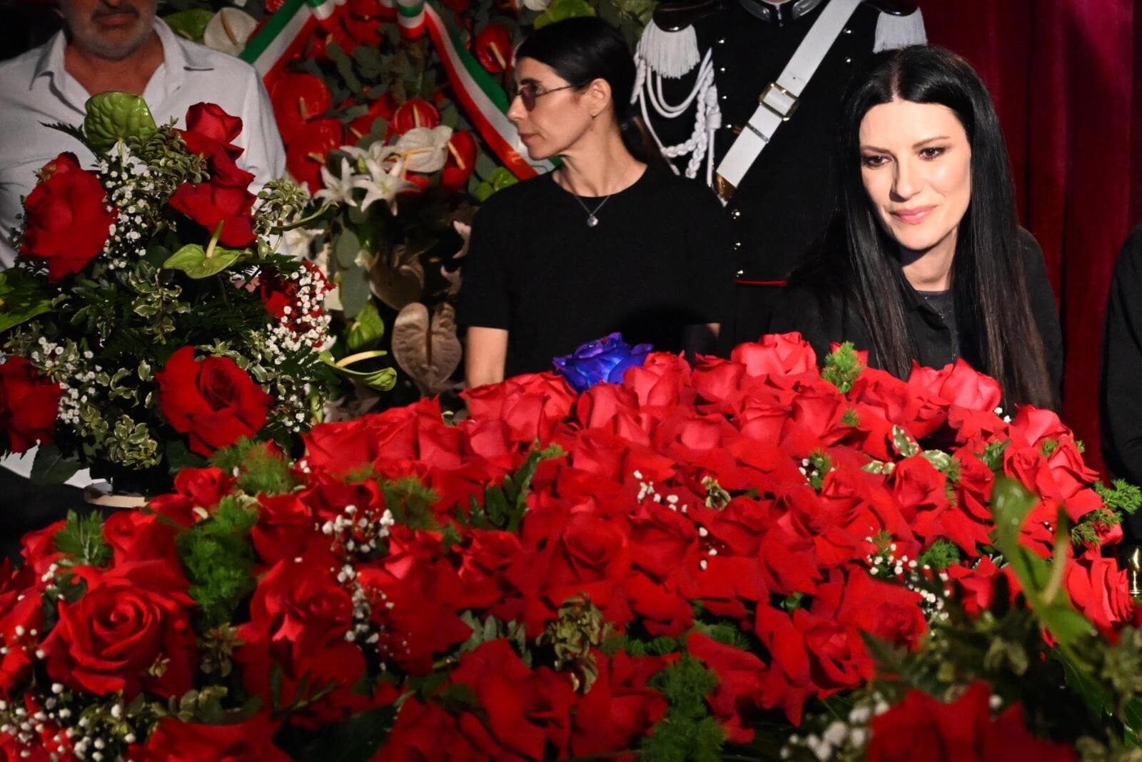Laura Pausini e Giorgia in lacrime davanti alla bara di Pippo Baudo: le ...