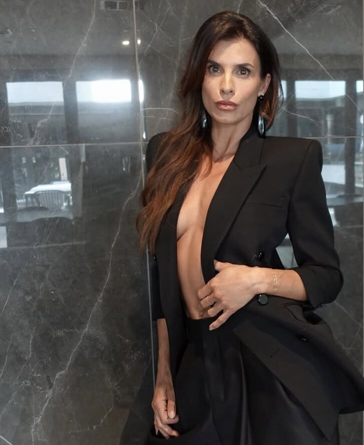 Elisabetta Canalis, la giacca aperta senza niente sotto fa impazzire i fan