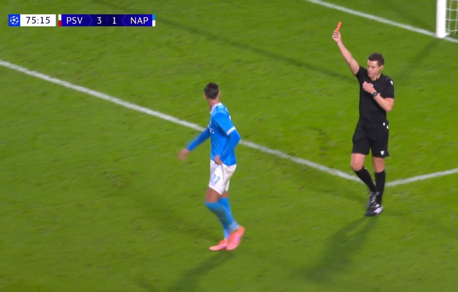 Follia Lucca: fa un gesto all'arbitro e si fa espellere durante Psv-Napoli