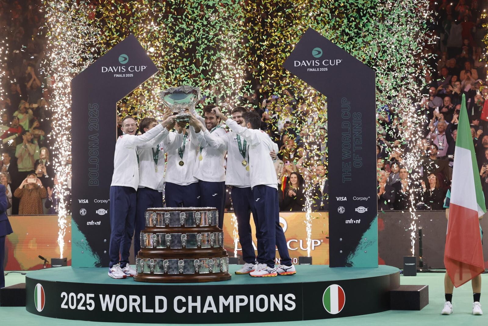 L'Italia alza al cielo la Coppa Davis: l'emozione di Berrettini e Cobolli