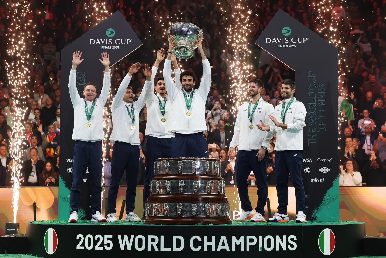 L'Italia alza al cielo la Coppa Davis: l'emozione di Berrettini e Cobolli