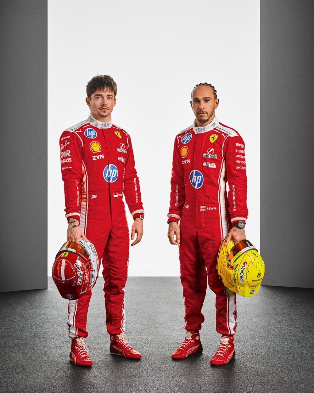 Leclerc e Hamilton, ecco le nuove tute Ferrari per il 2026: tutte le foto