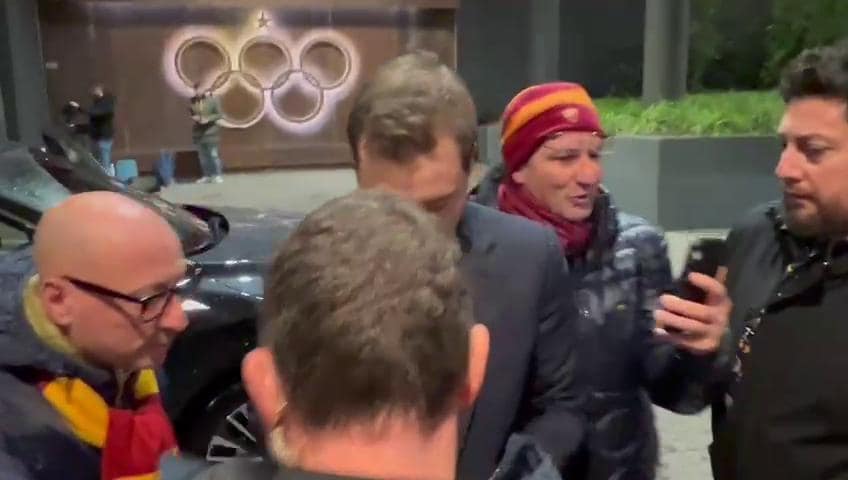 Selfie e autografi per Ryan Friedkin all’arrivo all’Olimpico