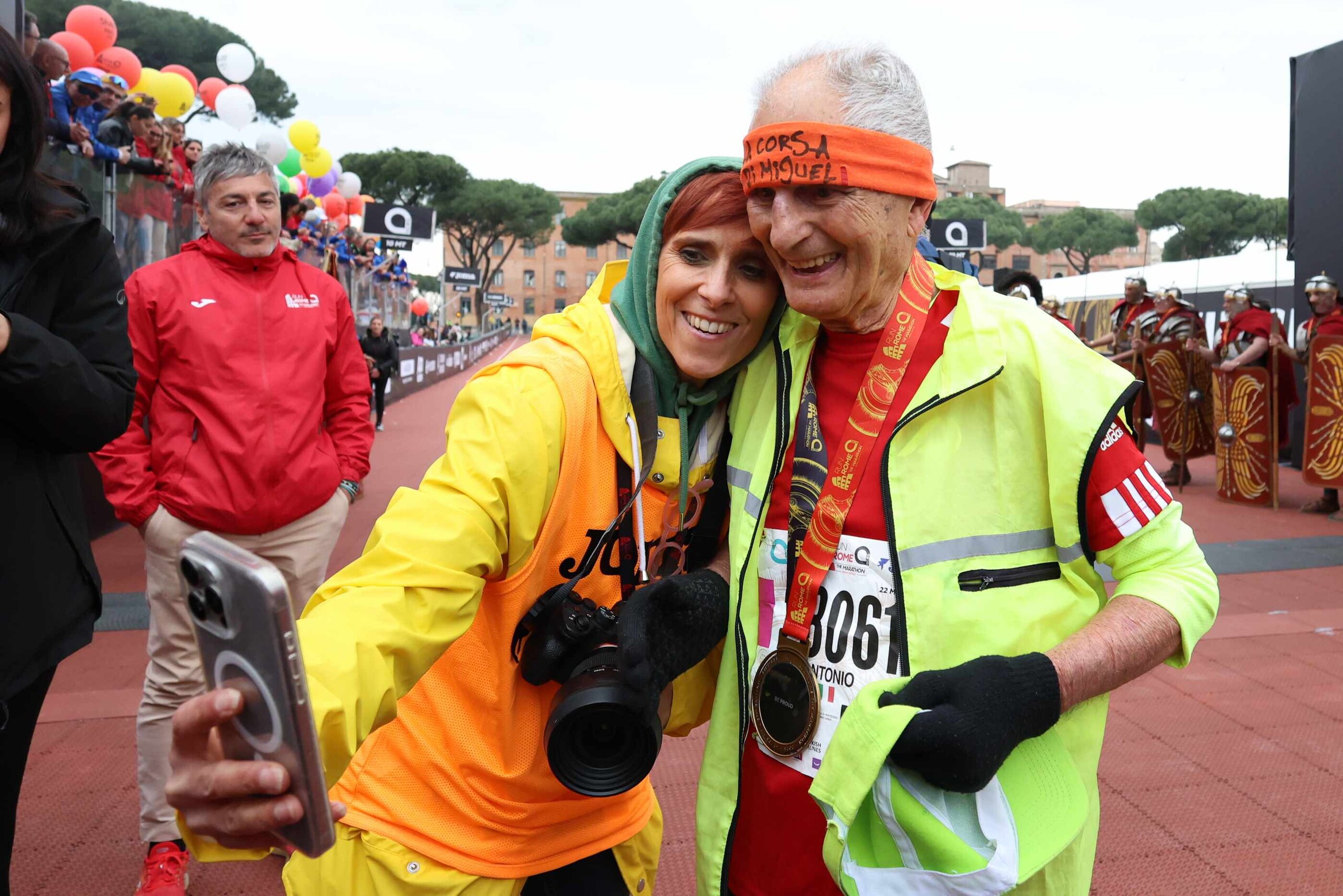 Il 93enne Antonio Rao al traguardo della 31^ Acea Run Rome The Marathon