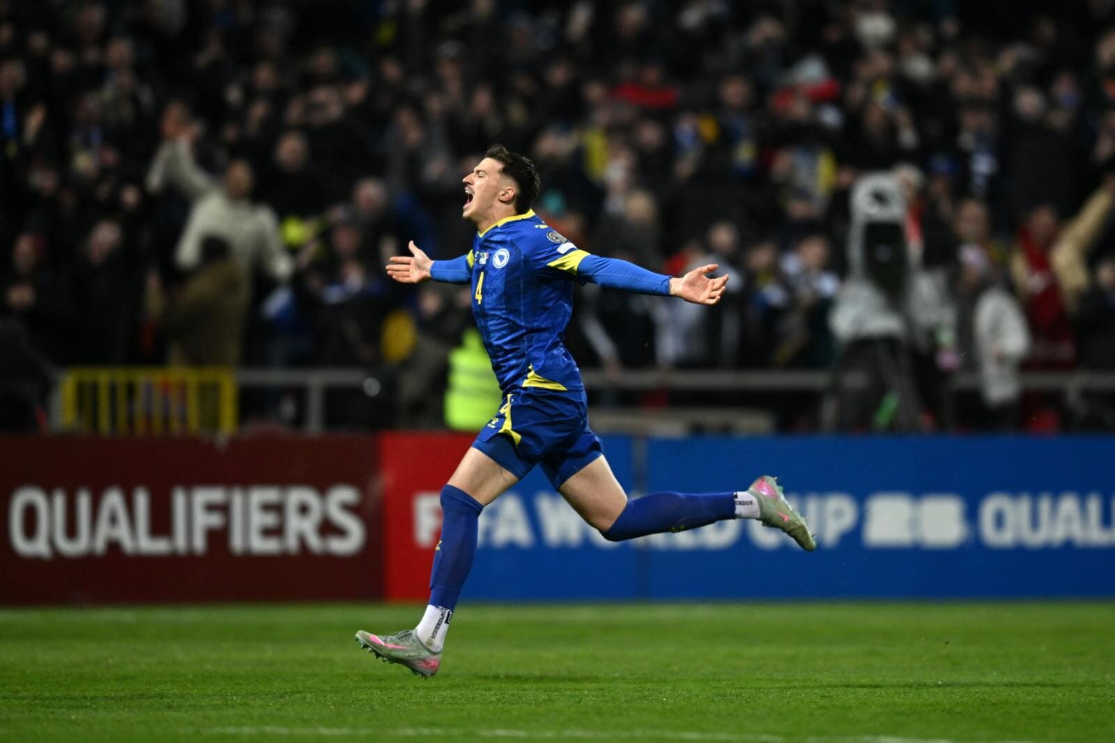 Da McTominay a David: ecco i primi "italiani" a debuttare al Mondiale