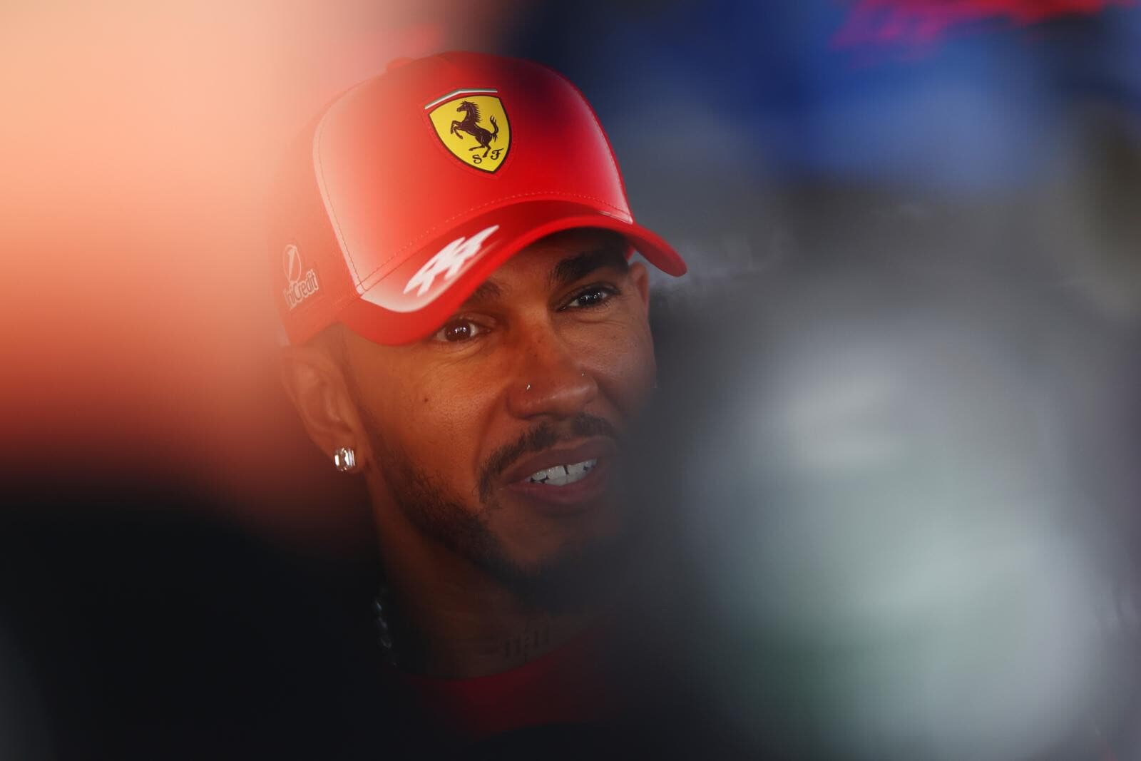 Hamilton stupisce tutti a Barcellona: il nuovo look di capelli fa ...