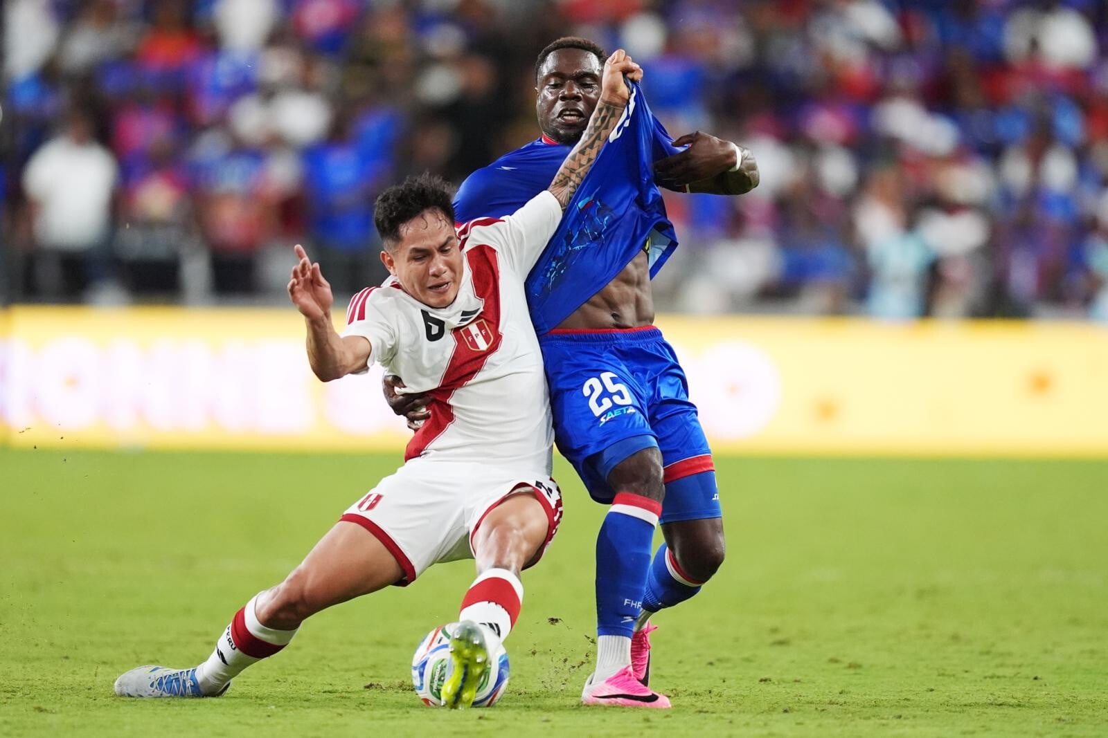 Haiti costretta a cambiare maglia ai Mondiali: la divisa vietata dalla Fifa