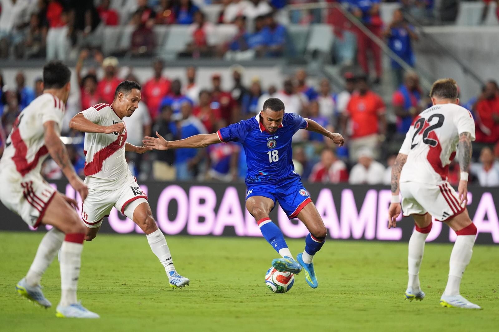 Haiti costretta a cambiare maglia ai Mondiali: la divisa vietata dalla Fifa
