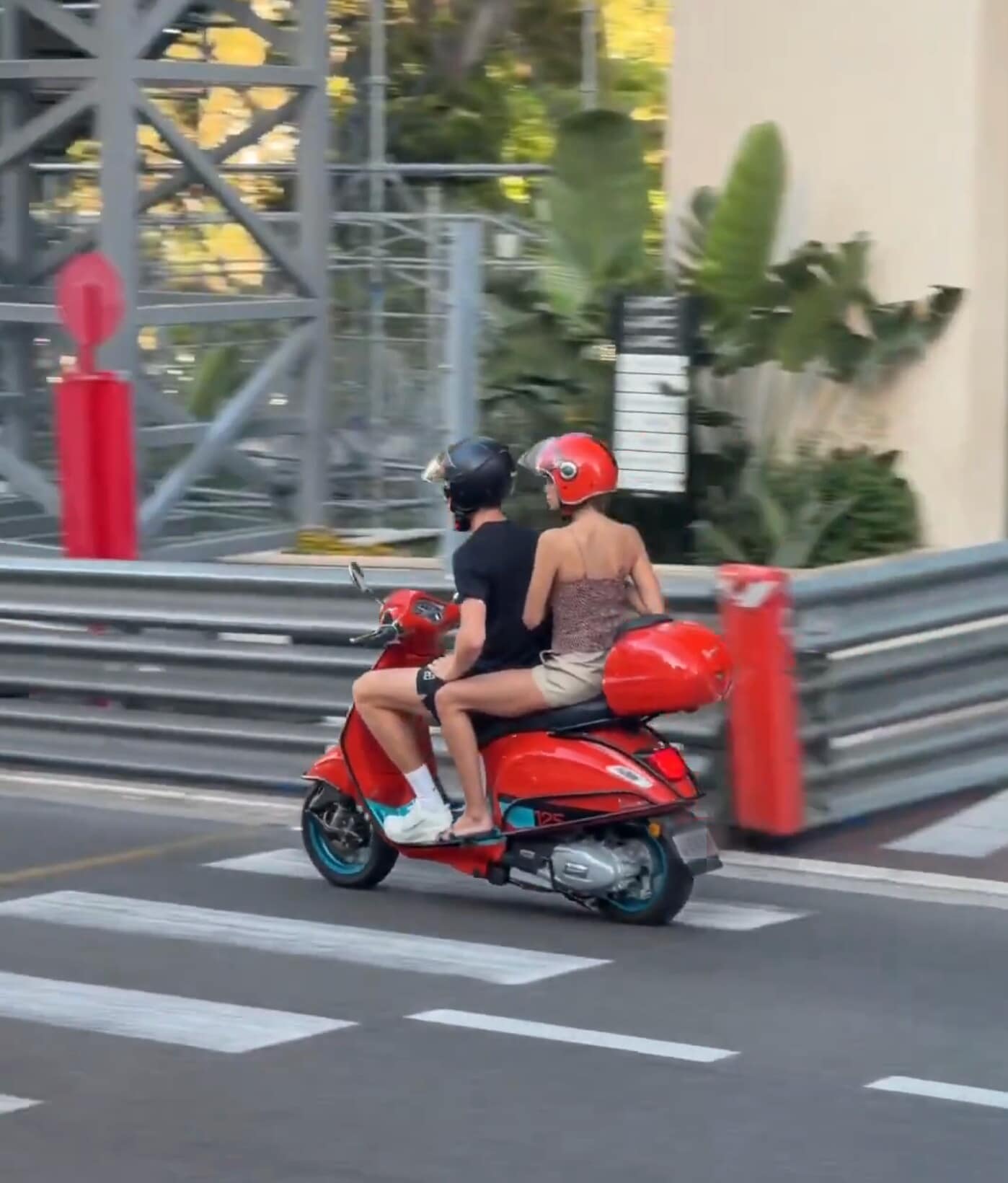 Sinner, non solo allenamento: relax in Vespa con Laila a Montecarlo