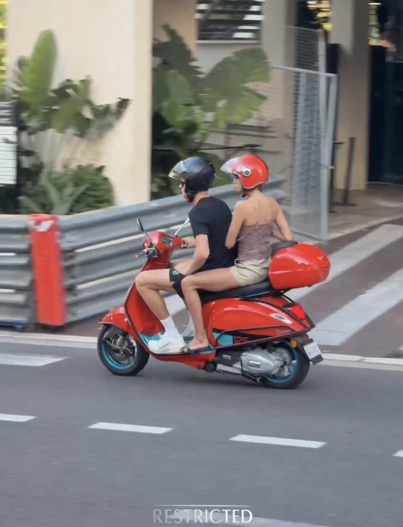 Sinner, non solo allenamento: relax in Vespa con Laila a Montecarlo