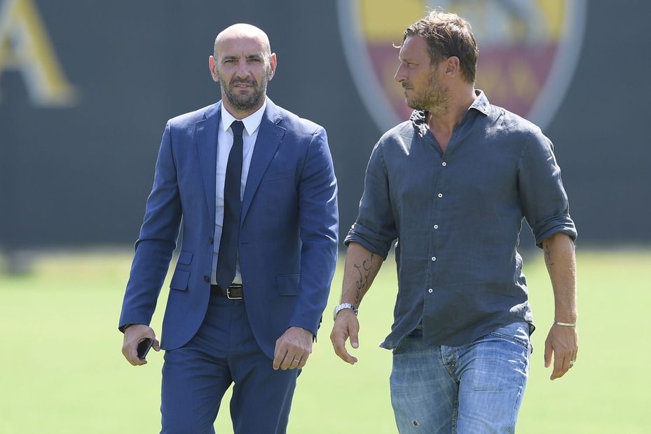 Monchi-Totti, botta e risposta su Twitter
