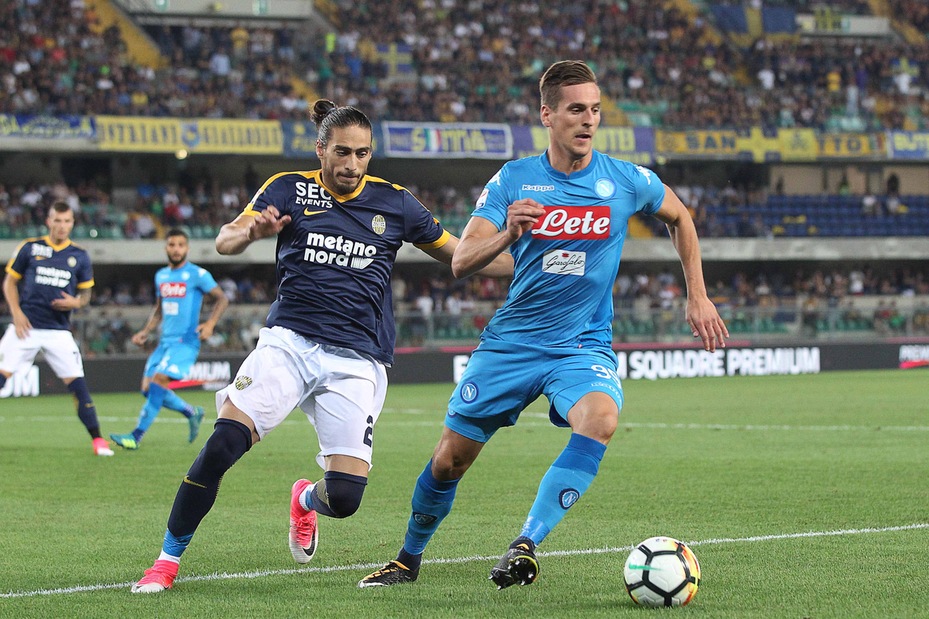 Urlano "scimmia" ad ogni giocatore del Napoli: bufera sui tifosi del Verona