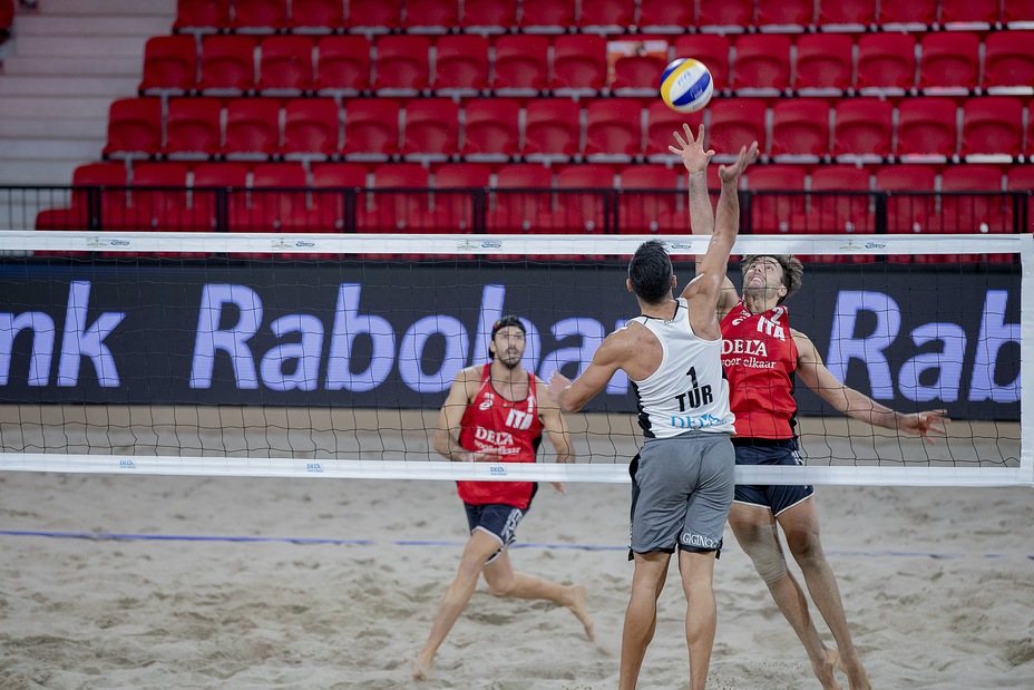 Beach Volley: Ranghieri-Caminati avanzano a L'Aia
