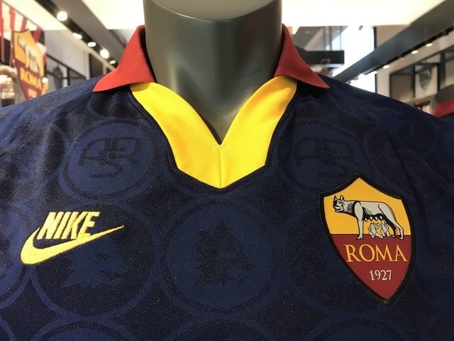 Roma, tutti i dettagli della terza maglia che debutterà stasera