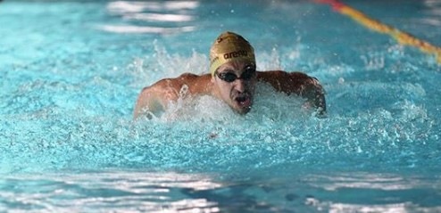 Traversata dello Stretto di Messina, trionfa Andrea Manzi