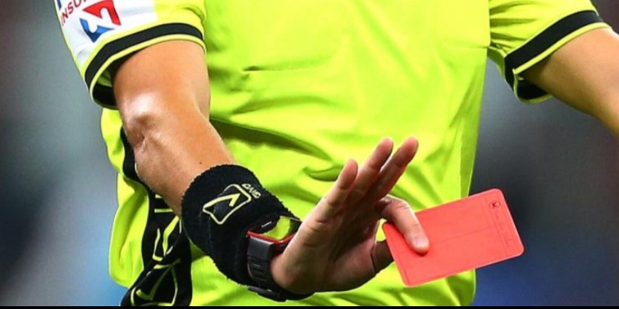 Incredibile in Piemonte: stringe il capezzolo all'arbitro, maxi squalifica