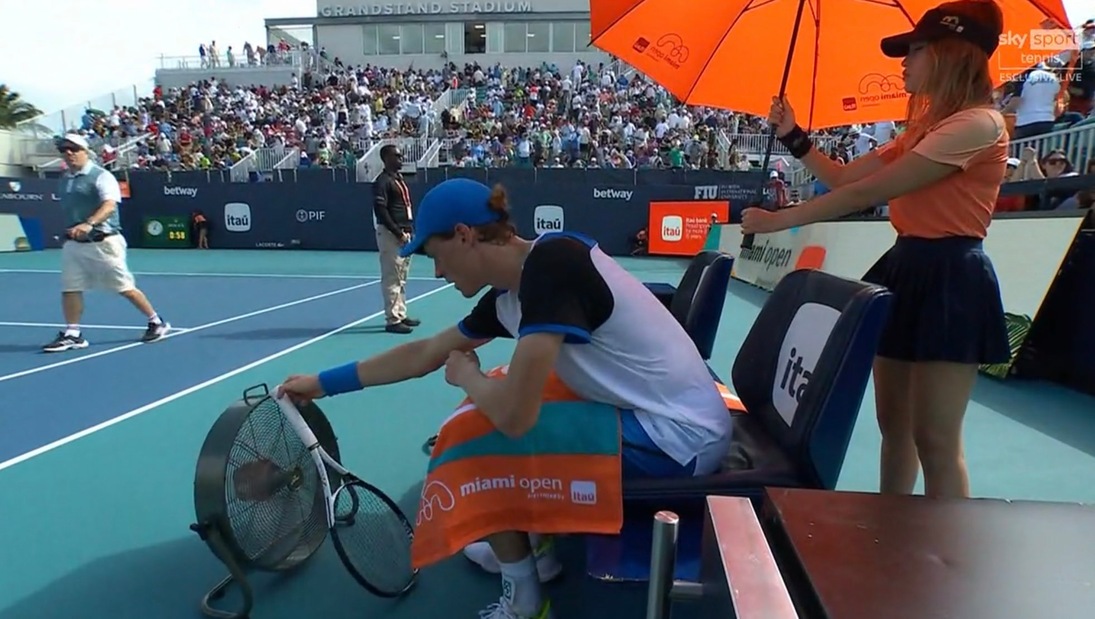 Sinner, la racchetta brucia: la raffredda davanti al ventilatore!