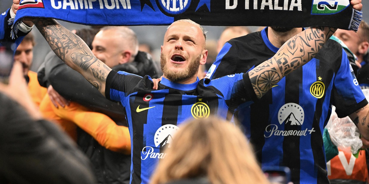 Festa Inter: squadra a San Siro tra cori e fumogeni