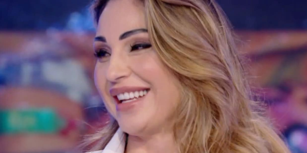 Anna Tatangelo scherza sull'età del fidanzato e punzecchia Gigi D'Alessio