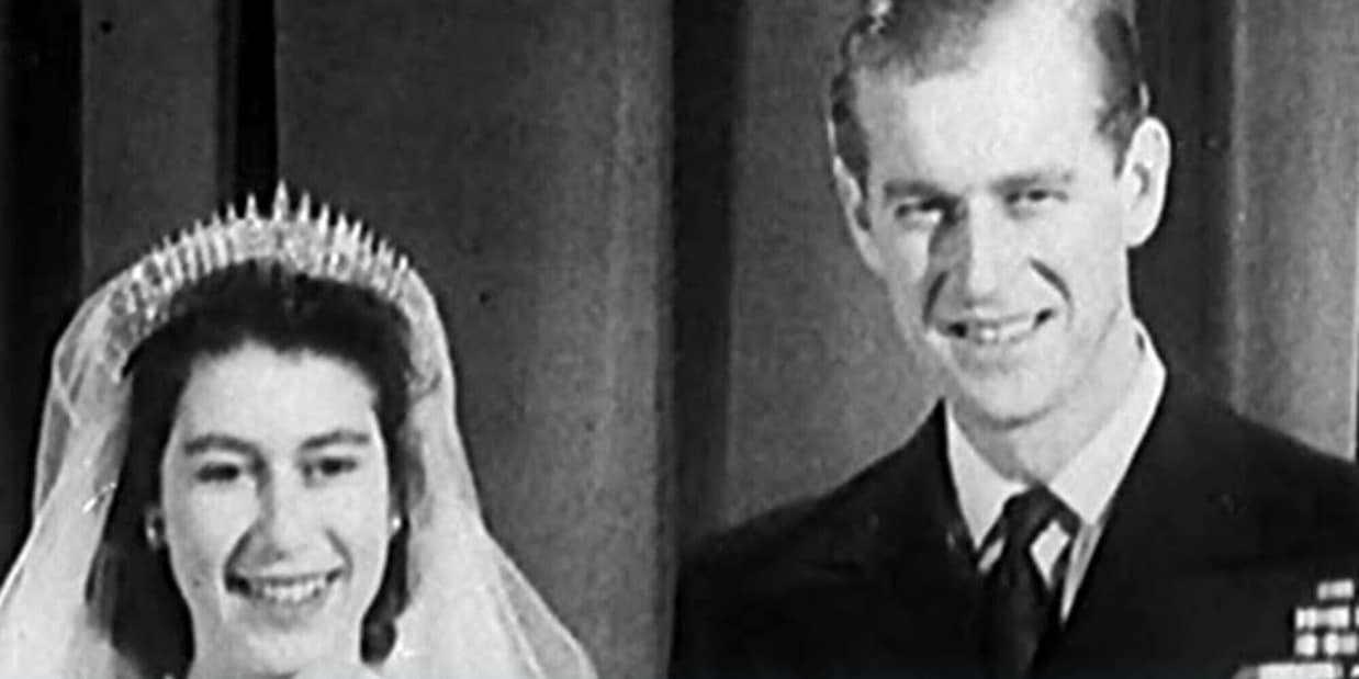 Una fetta della torta nuziale della Regina Elisabetta è stata trovata ...