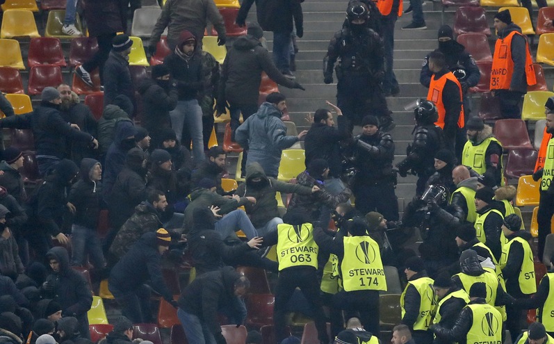 Roma, scontri e cori anti-Lazio nel minuto di silenzio per la Chapecoense