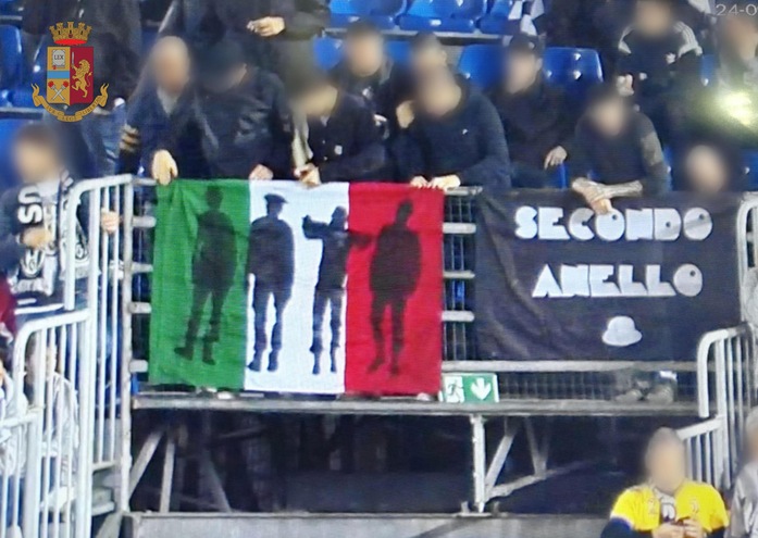 Juve, espongono il simbolo dei Drughi a Brescia: cinque tifosi multati