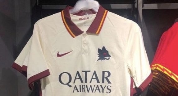 Roma, ecco la seconda maglia 2020/2021: colletto rosso e lupetto di Gratton