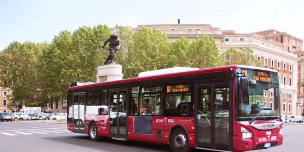 Roma, rissa sul bus 64: i passeggeri fuggono spaventati