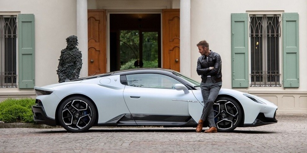 David Beckham si gode la sua Maserati MC20