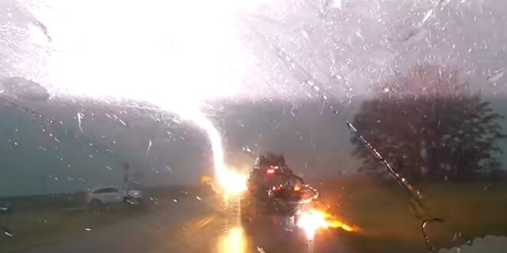 Il fulmine colpisce la Jeep: il rumore è inquietante! VIDEO