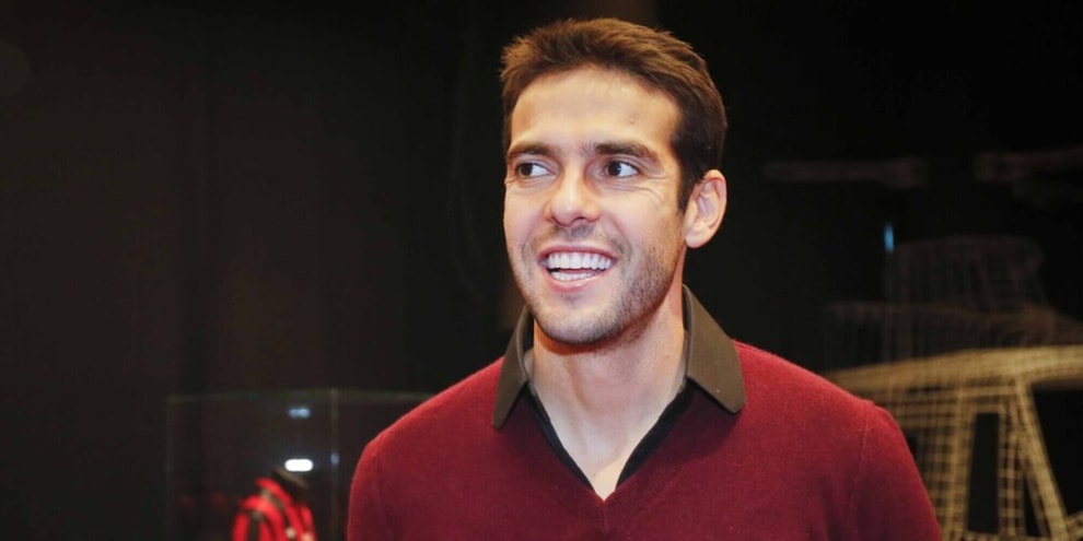 Il calciatore Kakà, leggenda del calcio brasiliano, corre la BMW Berlin ...