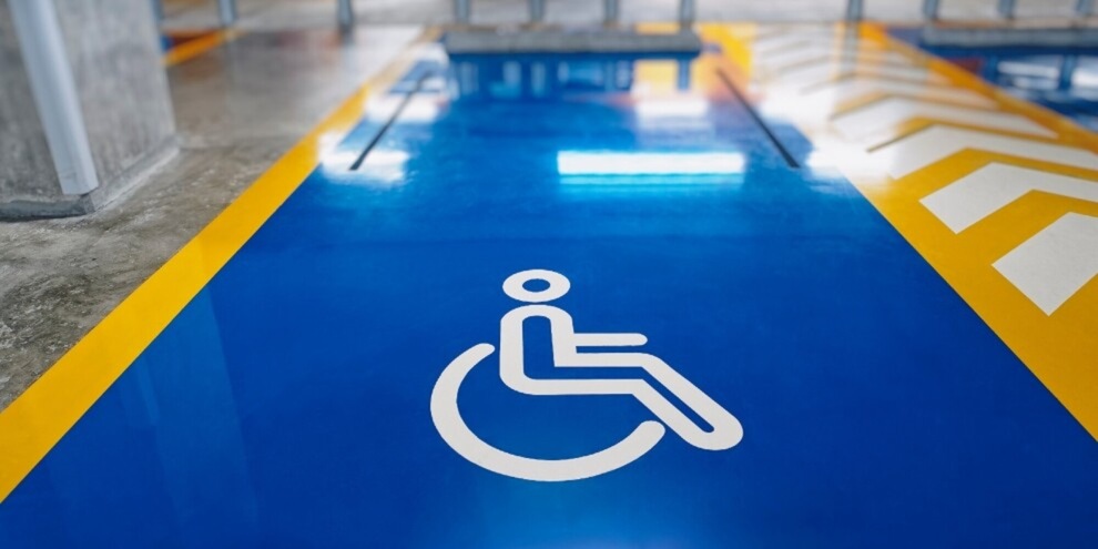 Parcheggia in un posto riservato ai disabili: si ritrova l'auto ...