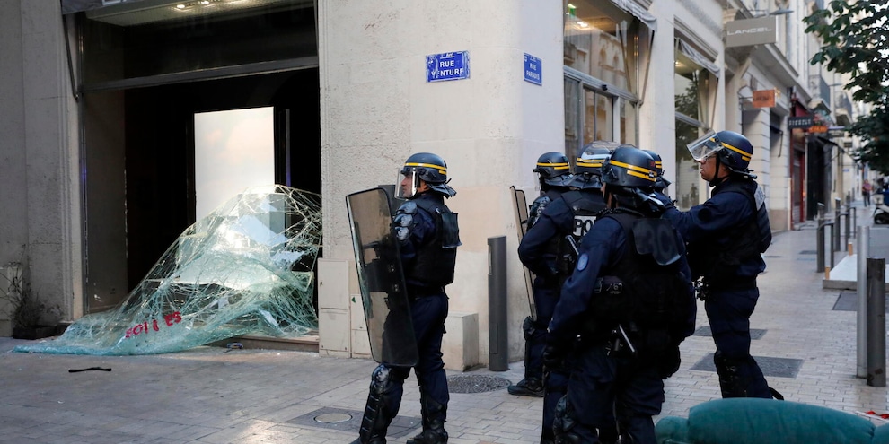 In Francia un morto per 'flash-ball' a Marsiglia, inchiesta