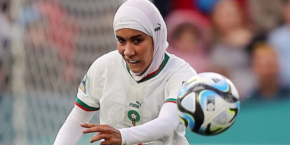 Mondiali femminili: giocatrice marocchina in campo con il velo